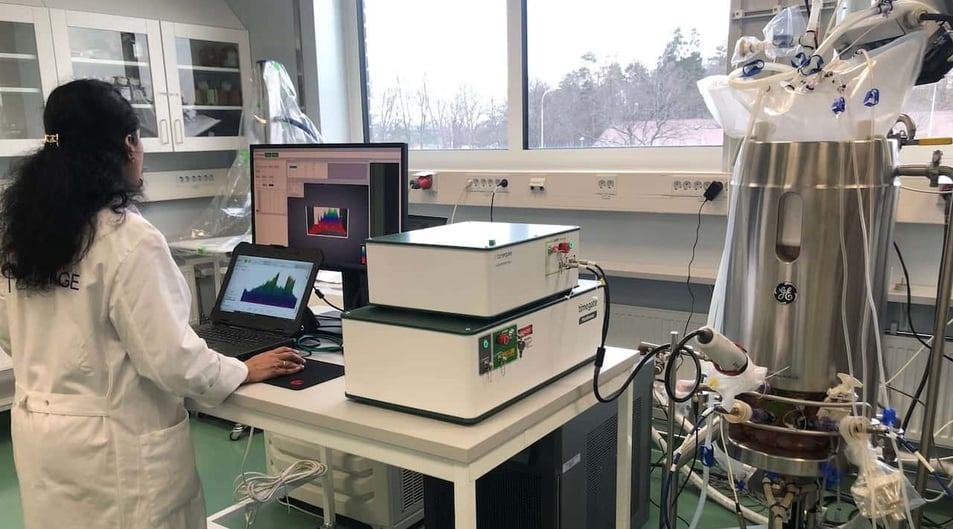 Monitoring the upstream process of cell culture by time-gated Raman